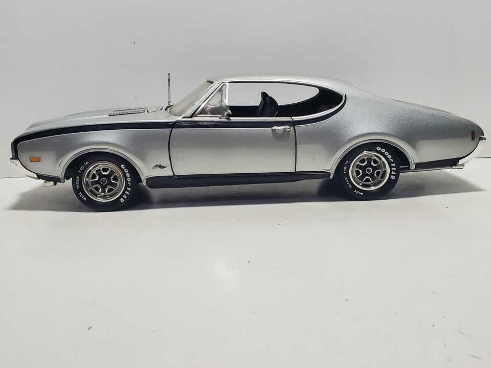 Ertl American Muscle 1968 Oldsmobile 442 Hurst Edition 1:18 Scale ...