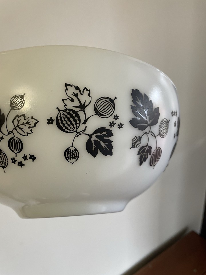 Pyrex 443 Black White Gooseberry 2 1/2 QT quart Cinderella Mixing Bowl ...