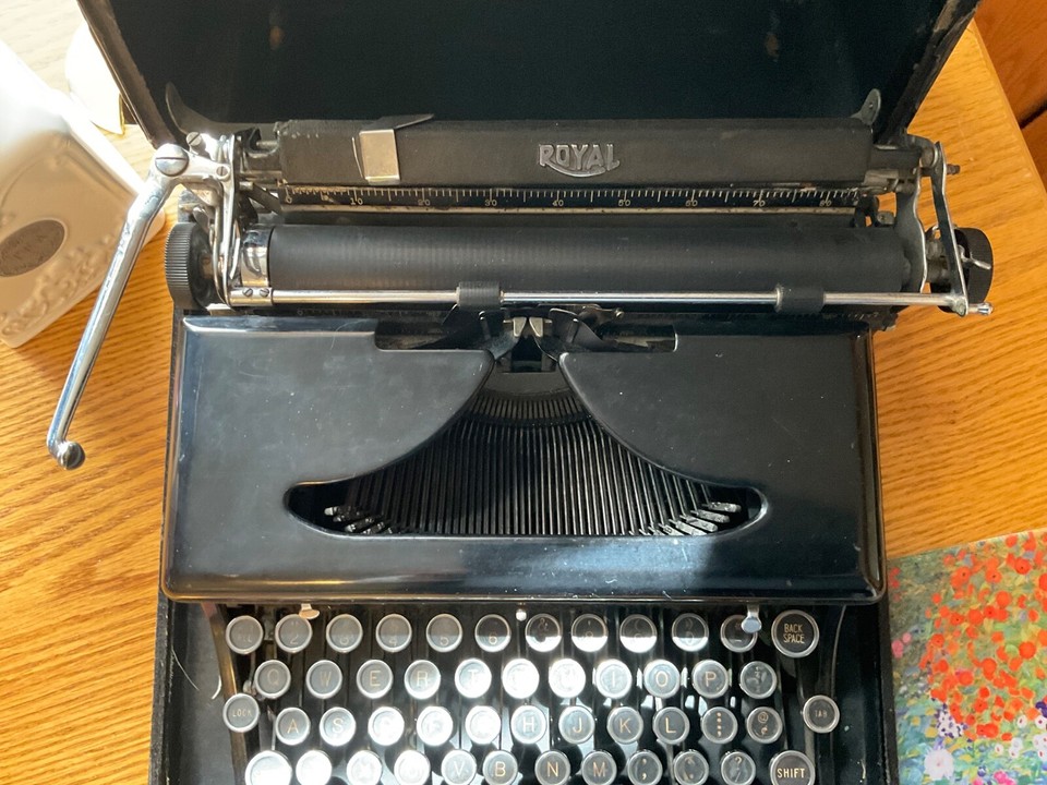 1930s ROYAL Touch Control Deluxe Typewriter works as intended with case ...