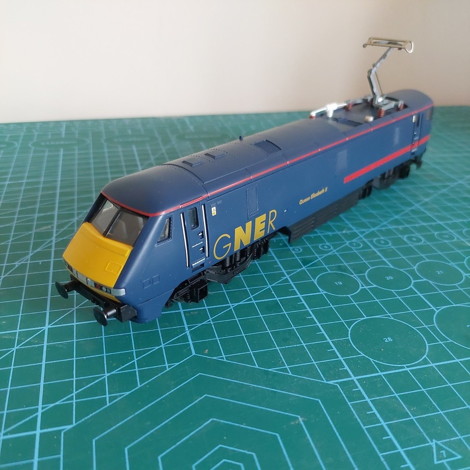 Hornby R2427 G.N.E.R. 225 "Queen Elizabeth" Mallard Train Pack | eBay UK