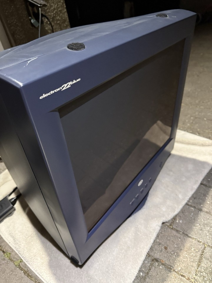 LaCie Electron 22 Blue 22 inch CRT monitor Diamondtron electron22blue ...