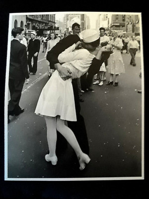 NURSE KISS SAILOR 8 x 10 Photo ~ VJ Day in TIMES SQUARE ~ New York WW ...