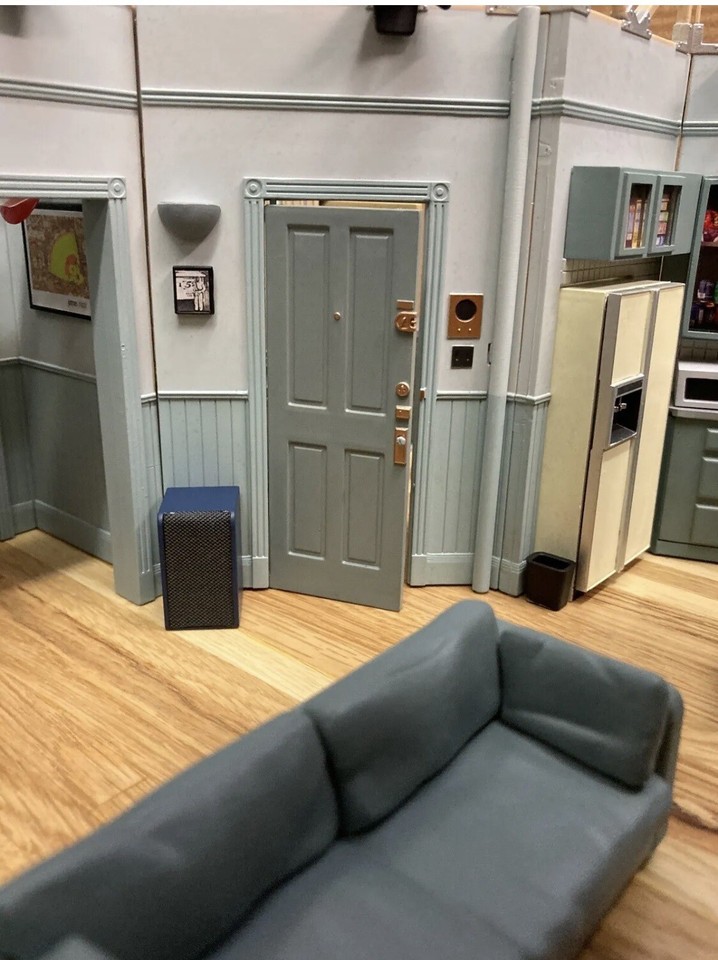 Seinfeld Set Replica Limited Ed actual peice of apt door Sign 4 Cast ...