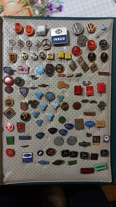 LOT OF 100+ PINS/BADGES OF CARS, TRUCKS, MERCEDES, BMW, IVECO, MAN, RR ...