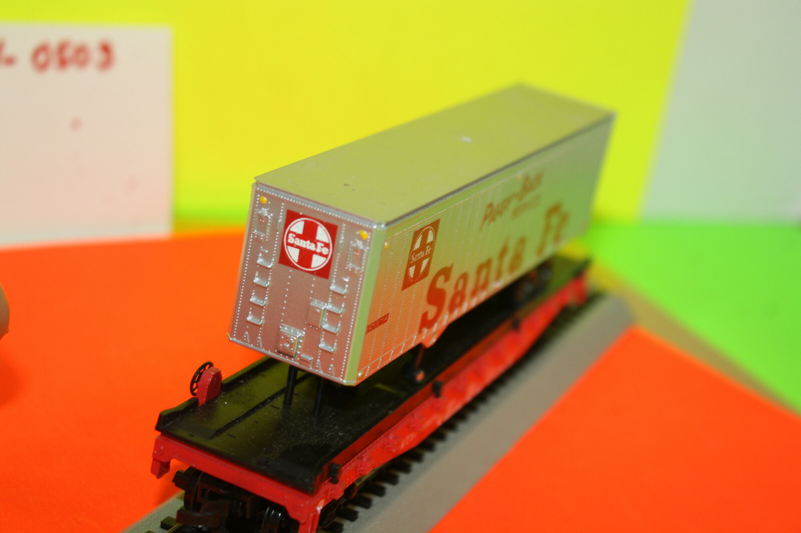 AHM: HO ATSF #90850 Super Shock Control Red Flat Car with Santa Fe ...