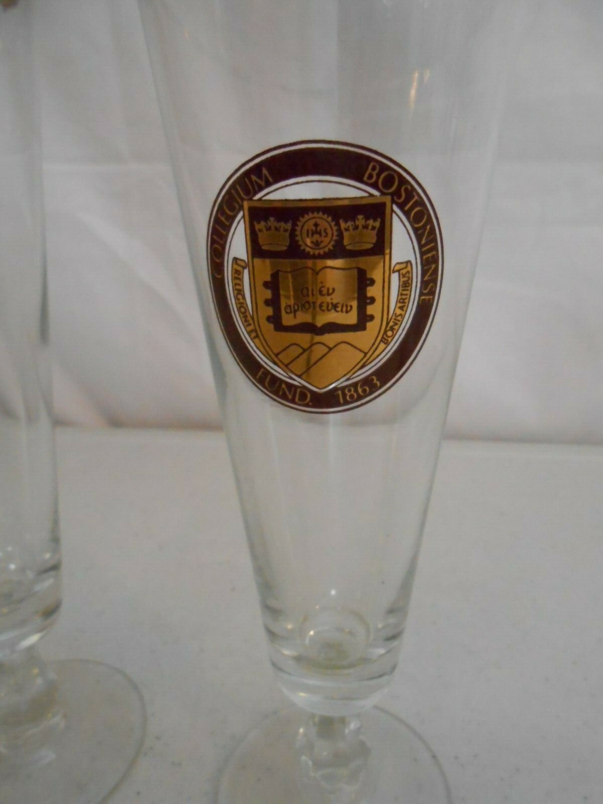 RARE SET 2 VINTAGE COLLEGIUM BOSTONIENSE FUND GOLD RIM 8" PEDESTAL BEER ...