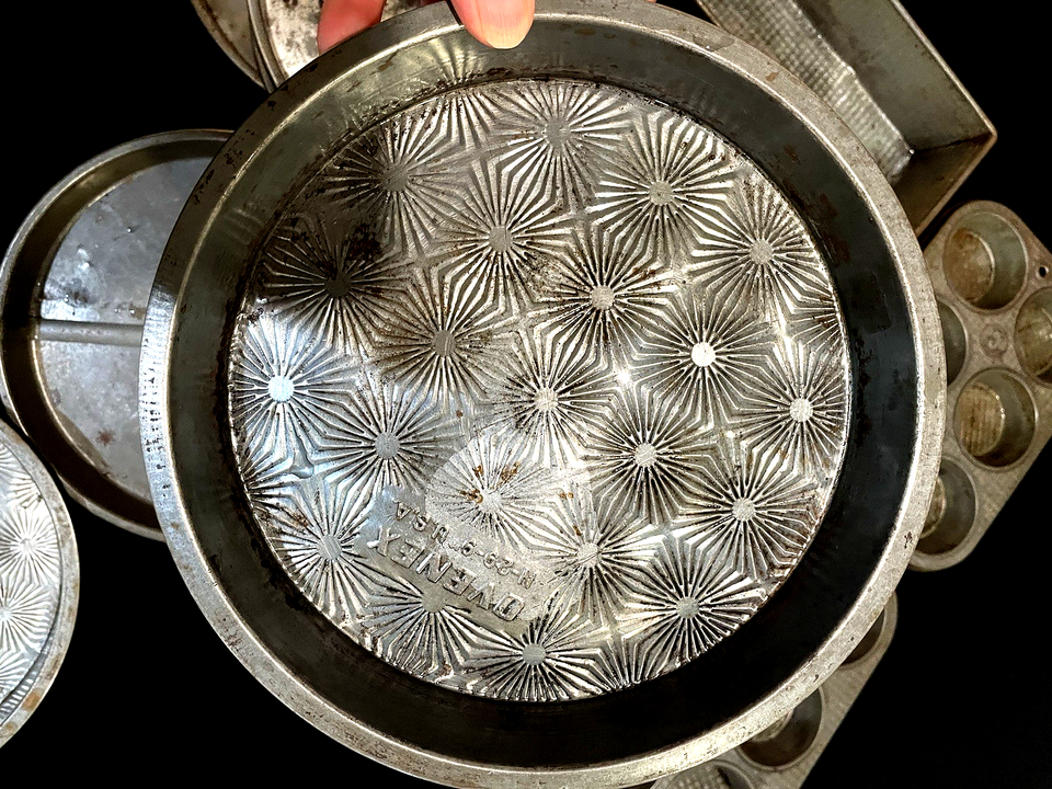 LOT 10 VINTAGE TIN BAKEWARE, BAKE KING, EKCO, OVENEX, SLIDE RELEASE ...