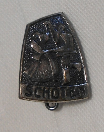 VINTAGE BROCHE FOLKLORIQUE COUPLE DE DANSEURS SCHOTEN BELGIQUE EN METAL ...