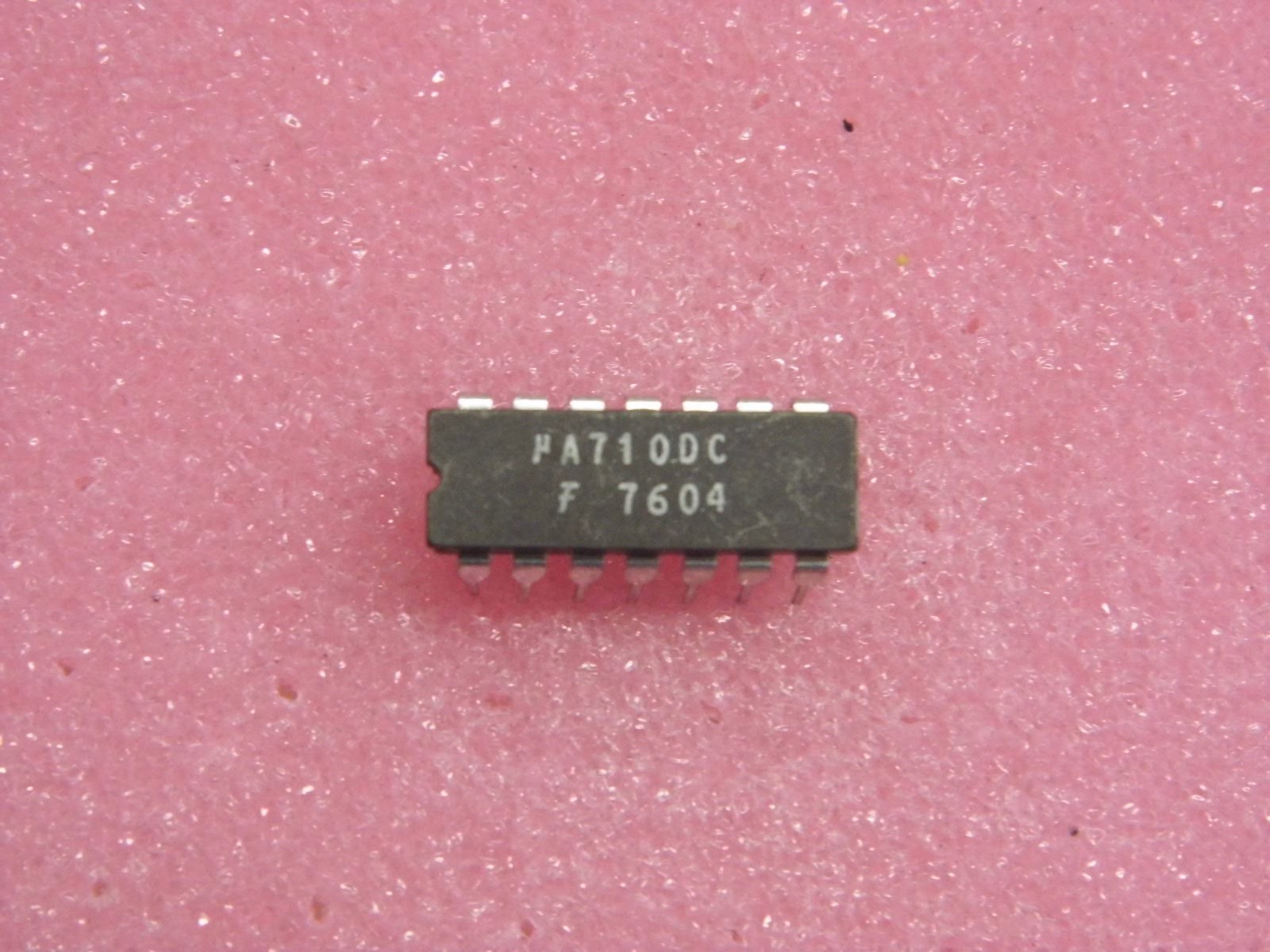 ci µA 710 DC ~ ic uA 710DC µA710DC uA710DC ~ DIP14, boîtier céramique ...