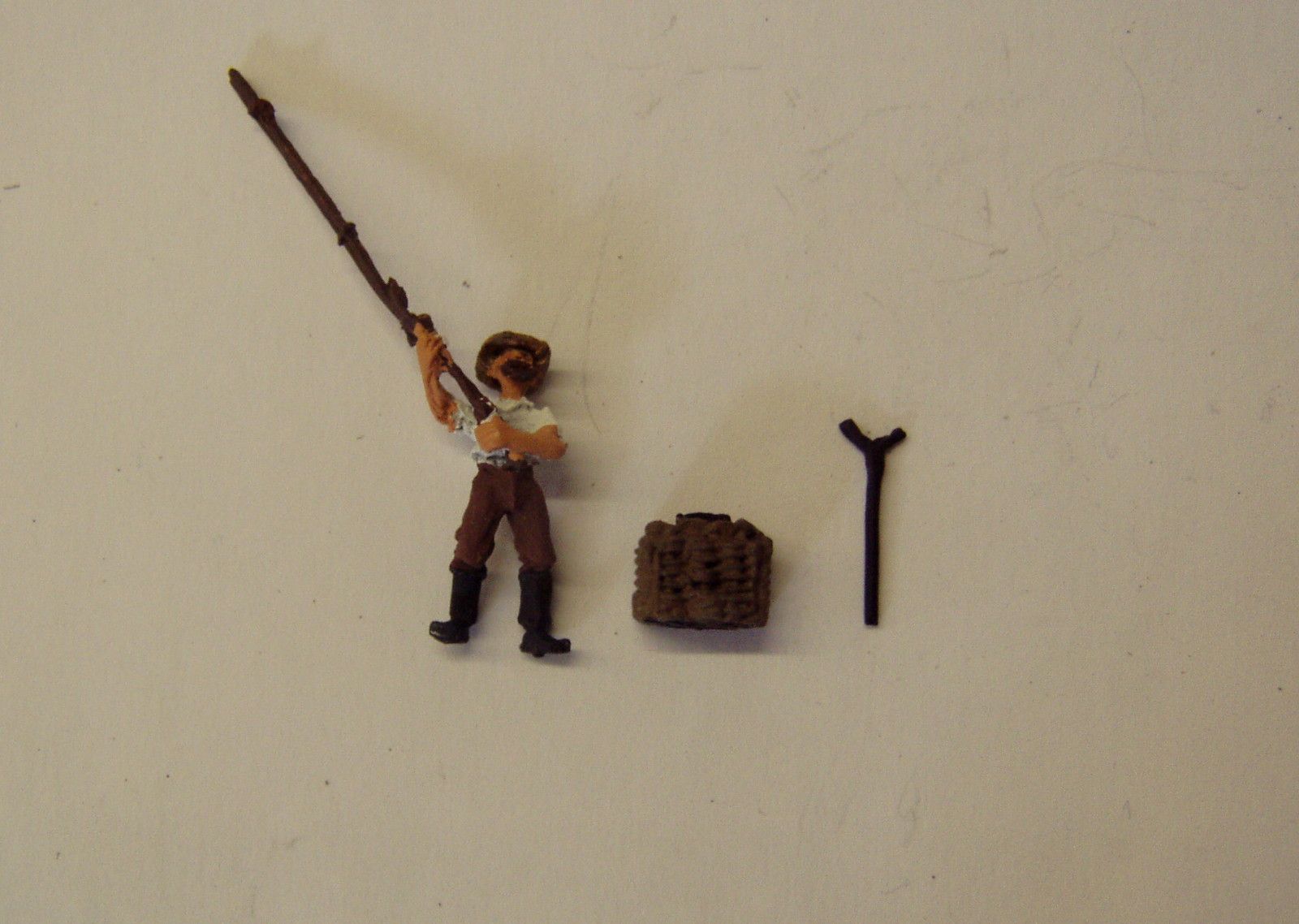 P&D Marsh OO Gauge Z29 Fisherman with rod and tacklebox PAINTED | eBay