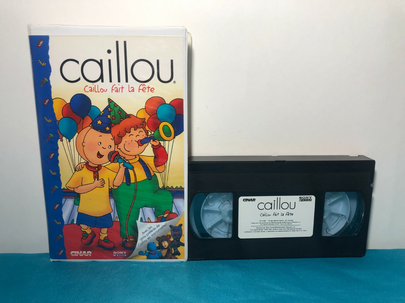 Caillou Caillou fait la Fete VHS tape & clamshell case | eBay