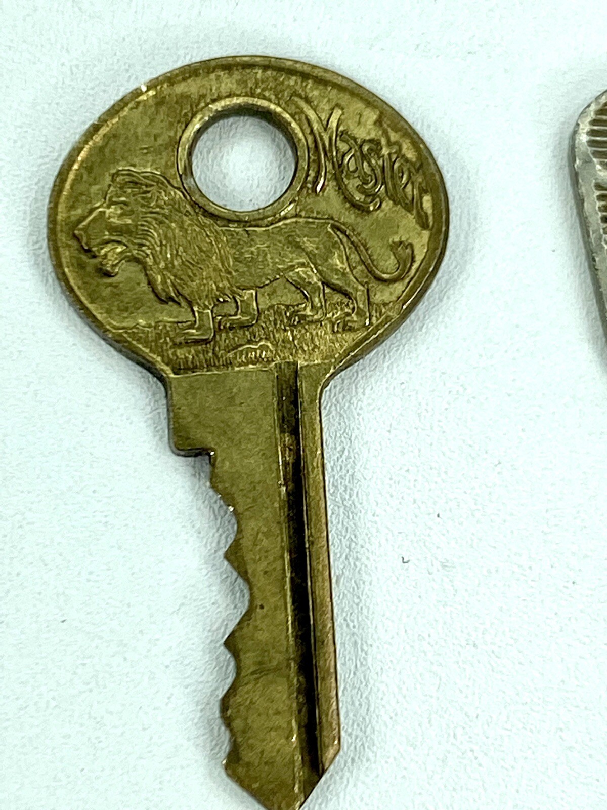 Lot 23 Vintage Keys Master Lock, Lion, Slay maker & more Crafts Jewelry ...