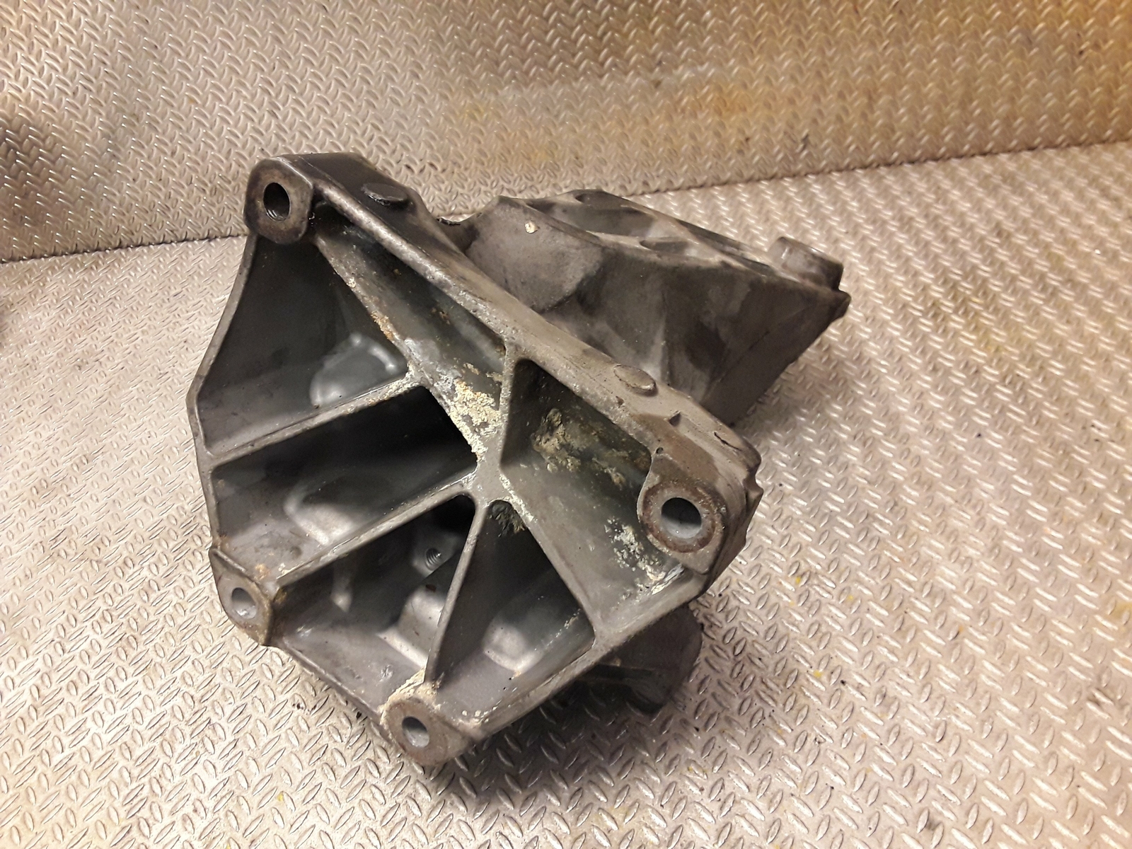 MERCEDES W212 Engine Bracket Mount Left Side E CLASS S212 6512230004 2. ...