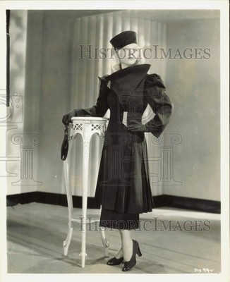 1936 Press Photo Screen star Marion Davies wears a two-piece navy ...
