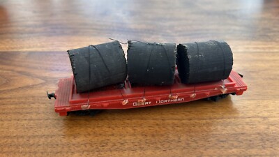 HO Scale Great Northern Red Flatbed Railroad Car w/ Hay Barrels | eBay