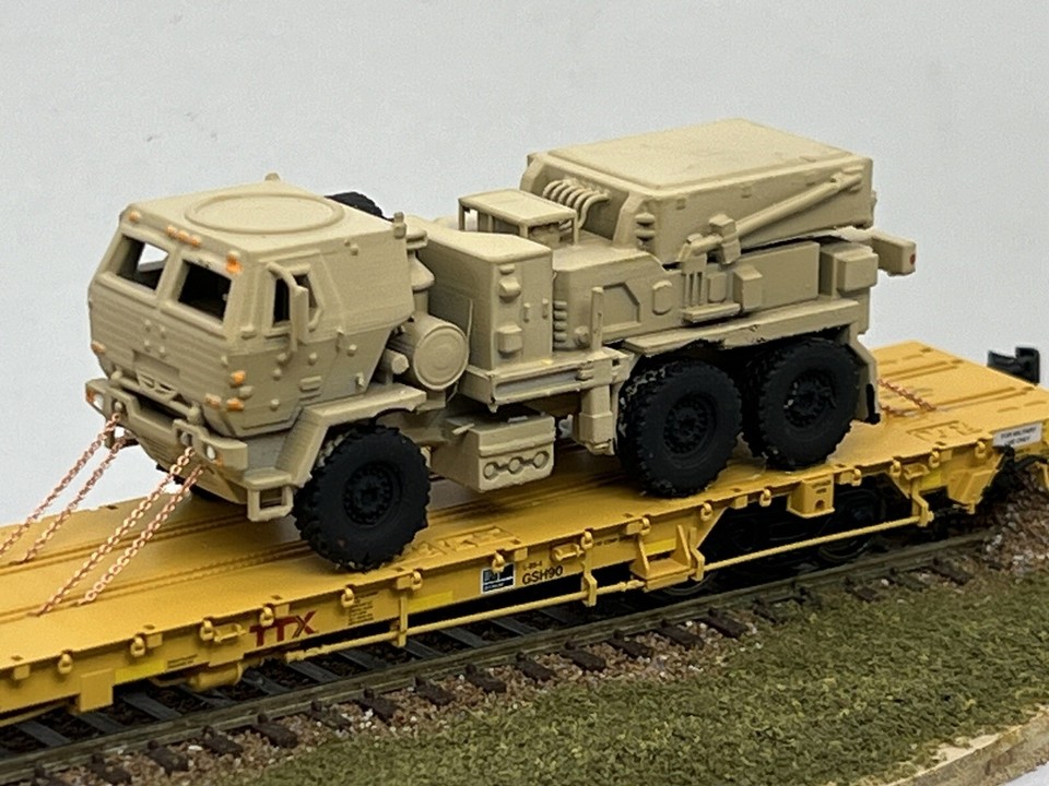 Walthers 920-104617 89’ TTX TPDX flat car w/2 Army HEMTT missle ...