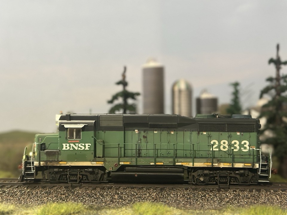 HO Scale BNSF GP39M 2833 Diesel Locomotive | eBay
