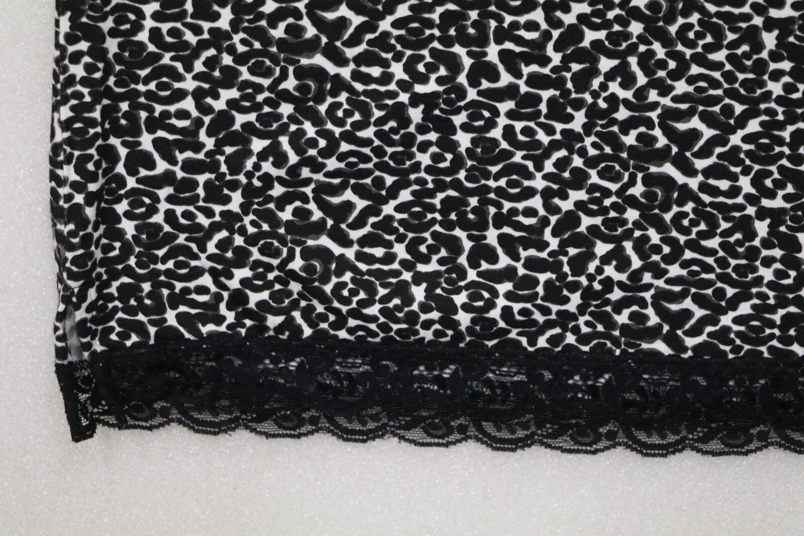 A LA CARTE WOMEN'S SIZE M BLACK & WHITE LEOPARD PRINT SLEEVELESS TOP V ...