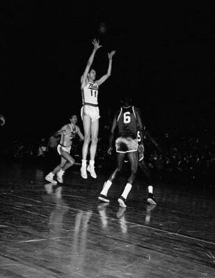 Swede Halbrook Of The Syracuse Nationals Shoots 1960S Old Basketball ...