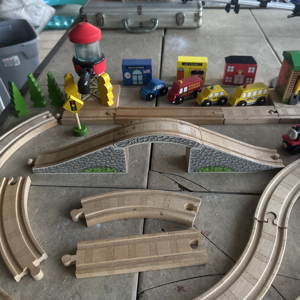 Thomas The Train Set Bundle Lot wooden track.8magnetic carts and more ...