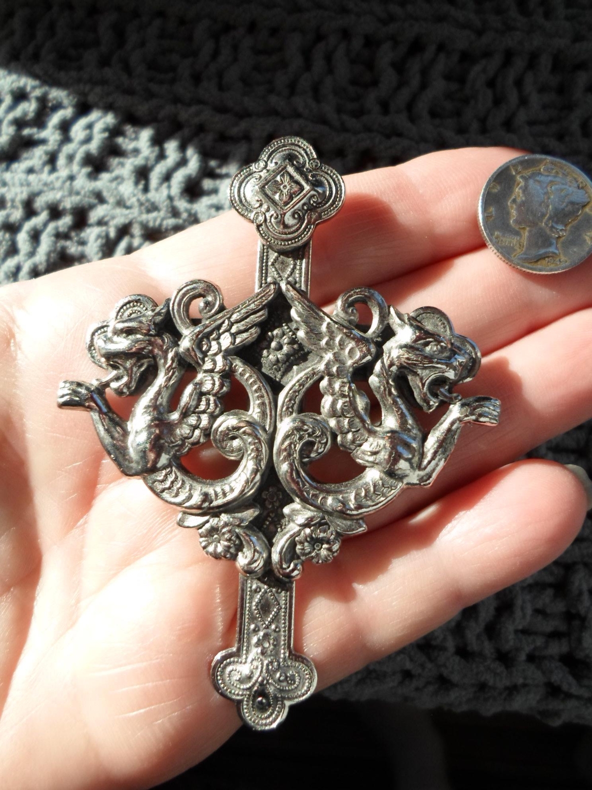 Vintage silver tone heraldry coat of arms GRIFFENS on… - Gem