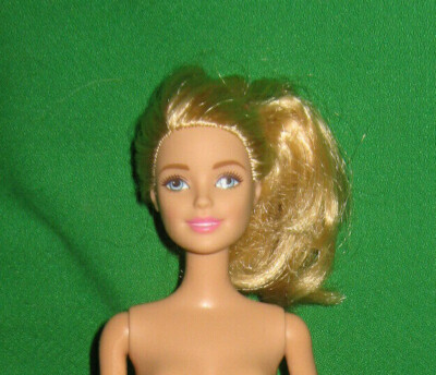 BLOND BARBIE-BELLY BUTTON BODY-BENT LEFT ARM - FLAT FEET NUDE FOR ONE ...