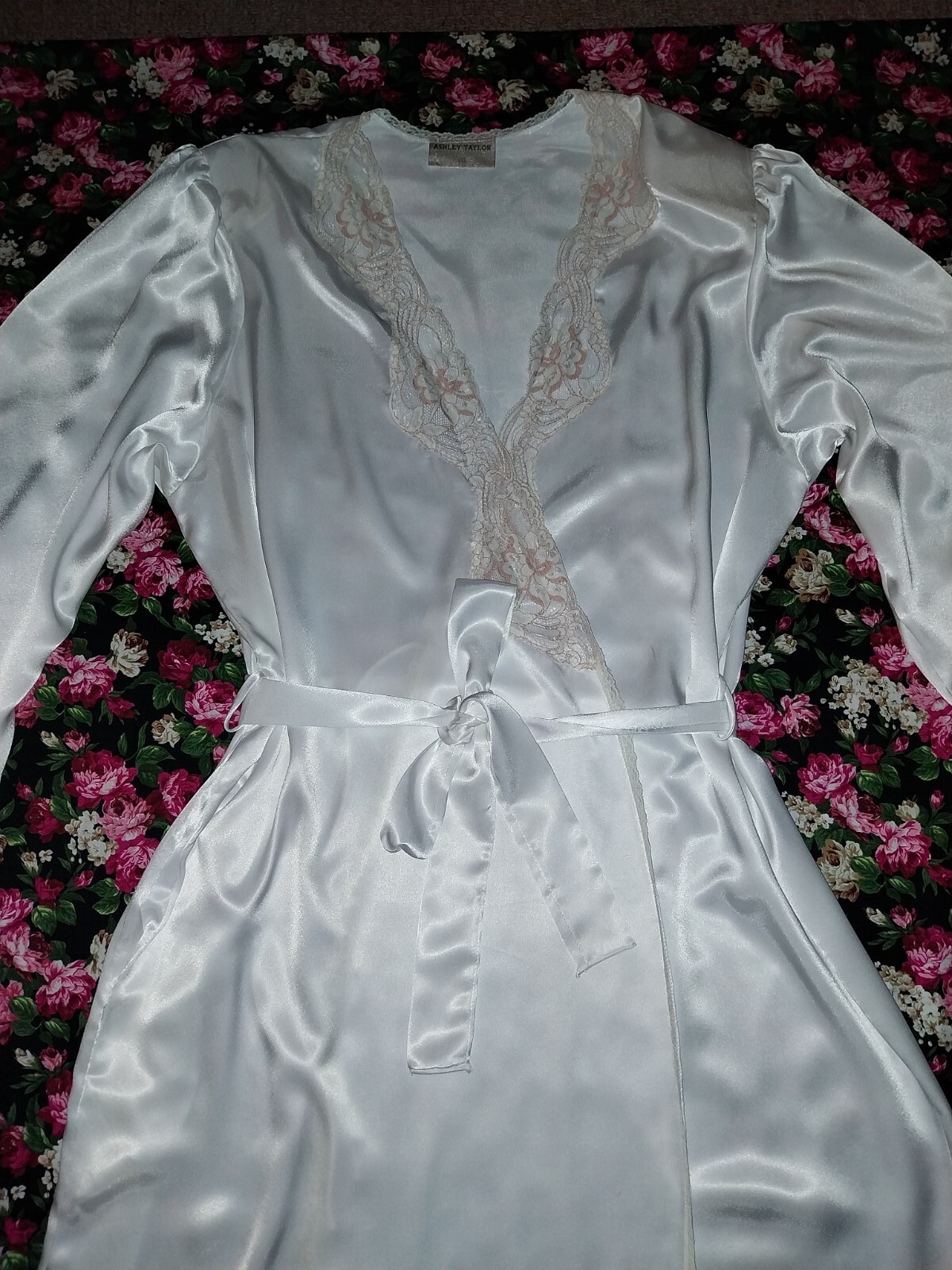 Vintage Retro 80s-90s Long White Satin Robe - Size 16-18 - Ashley ...