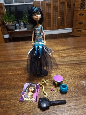 Monster High Cleo de Nile Ghouls Rule Doll with pieces, stand, and ...