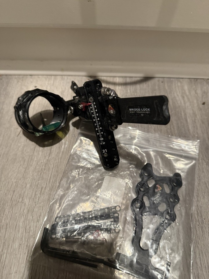Axcel Landslide Bow Sight with Mathews Carbon Bridge Lock 0.10 In ...