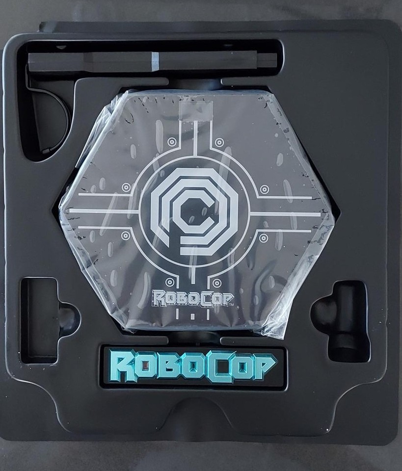 Hot Toys MMS202-D04 Robocop Accessories Gun Stand Chest Helmet Box ...