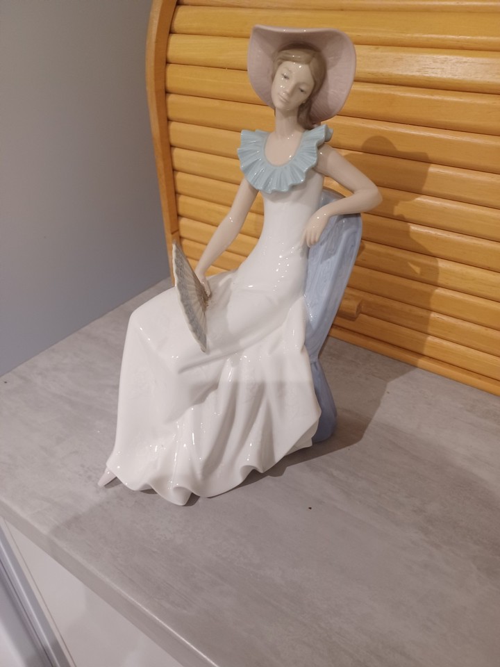 Nao By Lladro Seated Lady with Fan Figurine *SEE DESCRIPTION ...