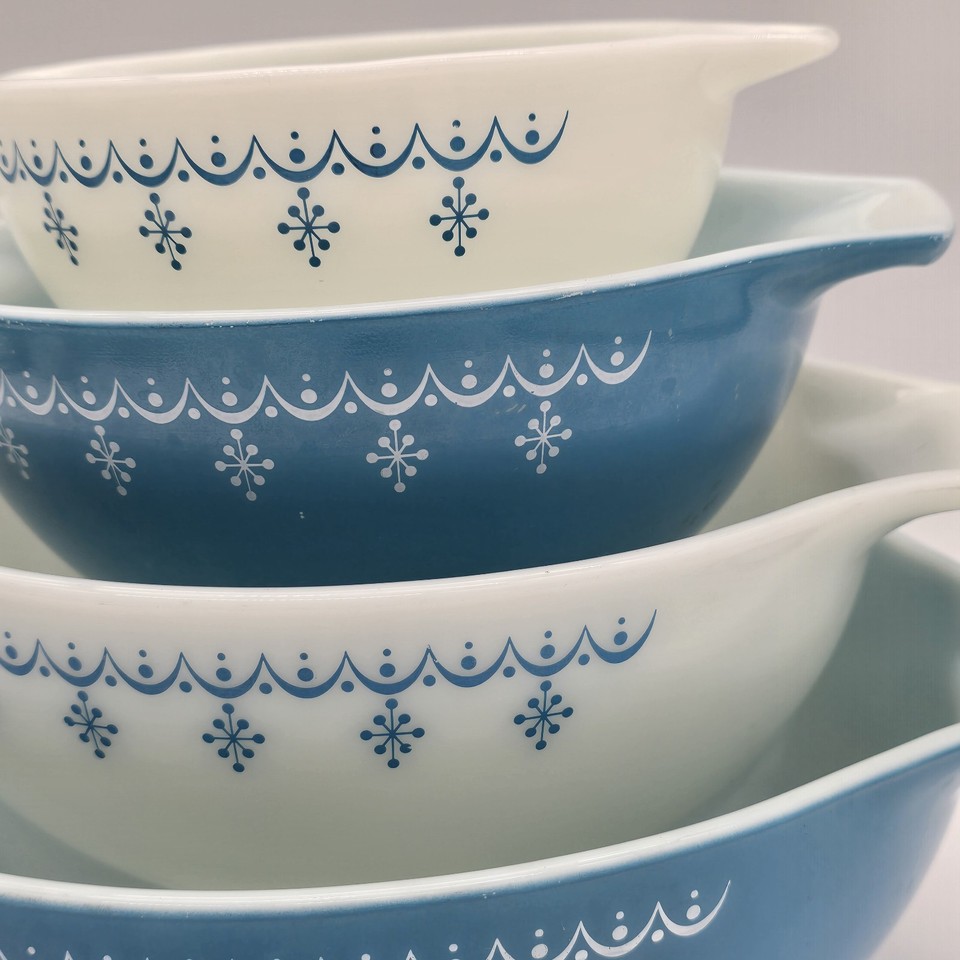 Pyrex Snowflake Cinderella Garland 4 - Nesting Mixing Bowls Made In USA ...