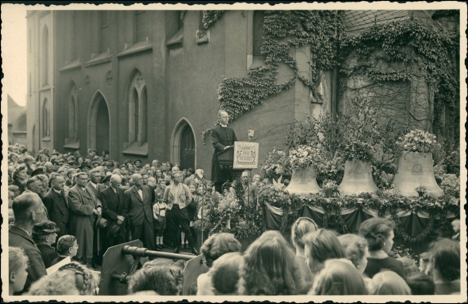 Ansichtskarte Meerane Feier vor Kirche mit Glocken 1952 | eBay.de