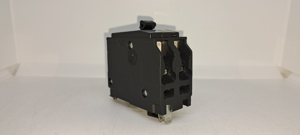 Square D QOB220 2 Pole 20 Amp 120/240V Bolt-on QOB Circuit Breaker ...