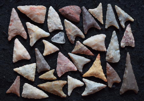 30 common Sahara Neolithic TRIANGULAR projectile points/tools some with ...