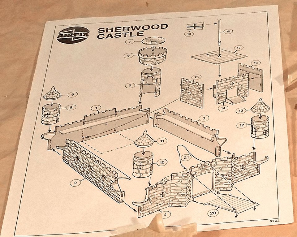 Airfix 6702 - 1:72 Sherwood Castle and Figurines set - mint in original ...