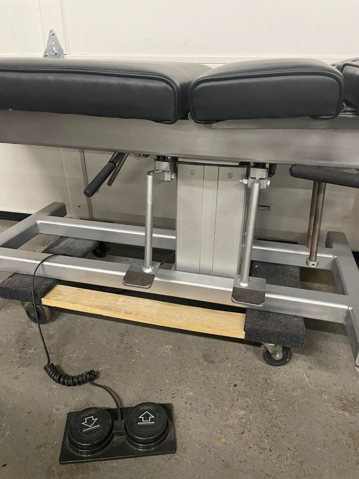 Omni Elevation Full Drop Chiropractic Adjusting Table Black UPHOLSTERY ...