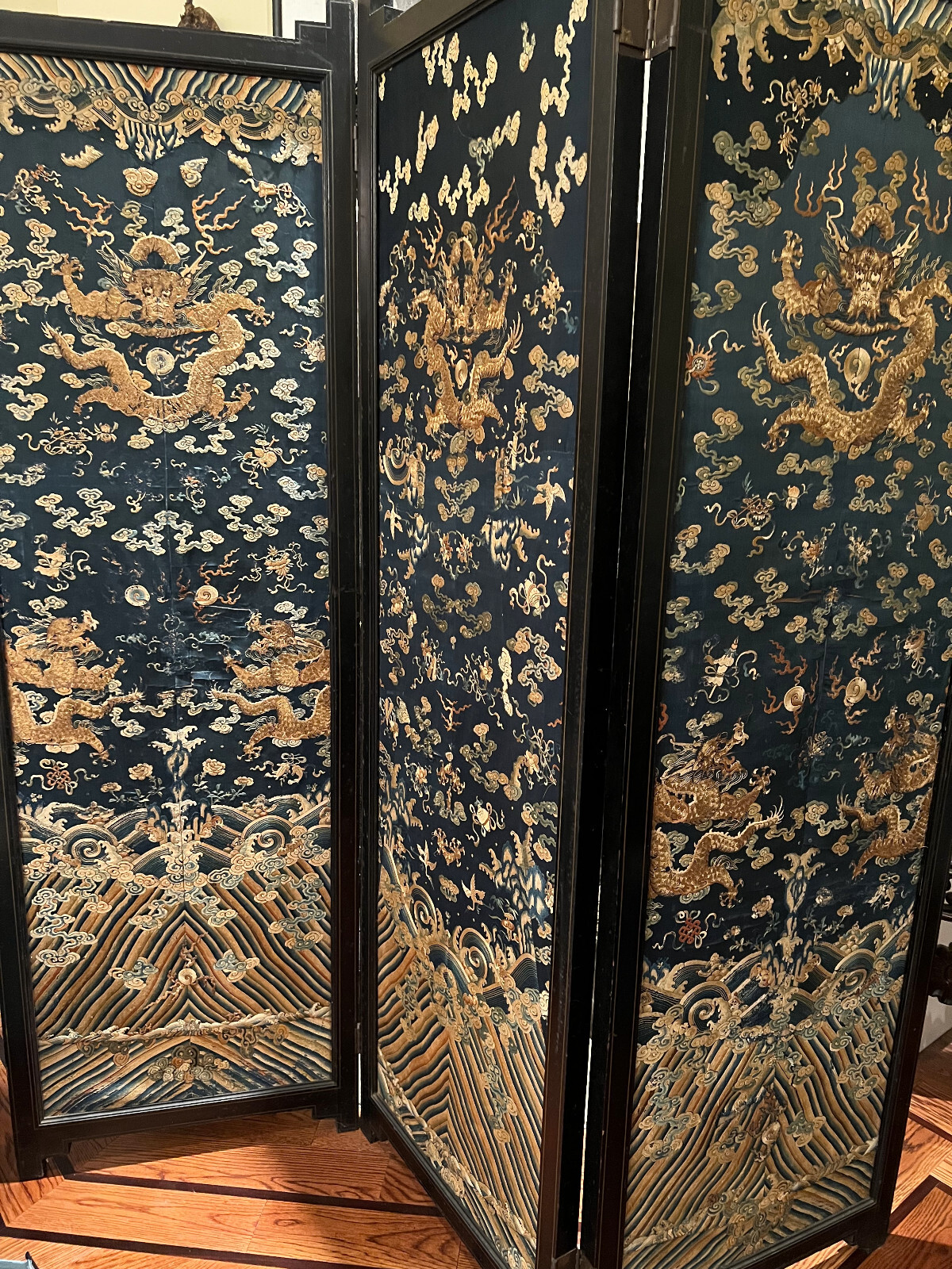 A Rare and Large Qing Dynasty Embroidered Silk Dragon Three-panel Room ...
