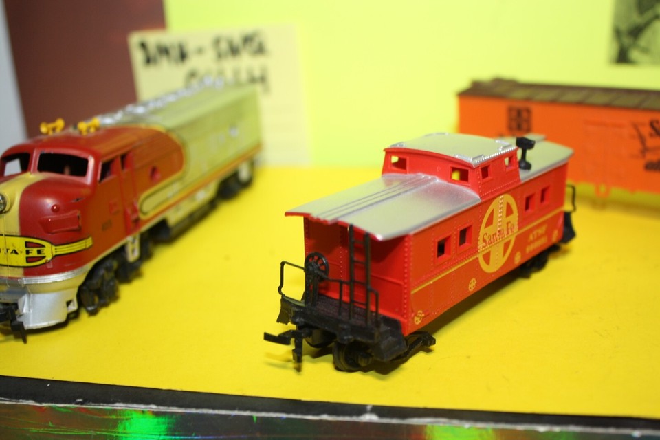 TYCO Santa Fe 4015 HO Train Set -Locomotive 2 cars and a caboose | eBay