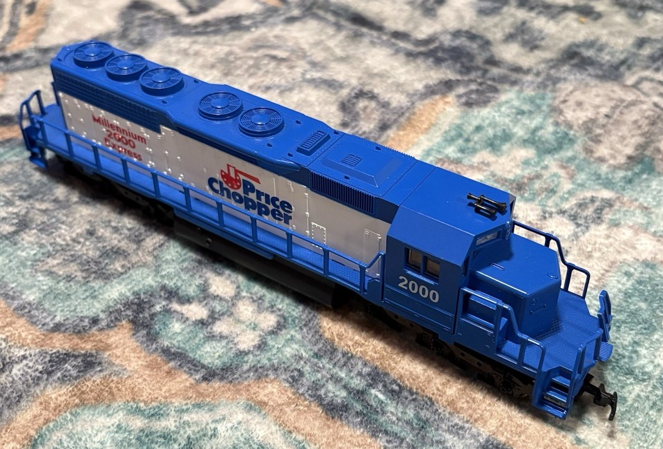 HO Scale Model Train Diesel Locomotive “Price Chopper Millennium 2000 ...