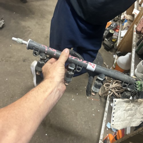 1996–2001 Saturn S dual overhead cam fuel injection rail with injectors ...