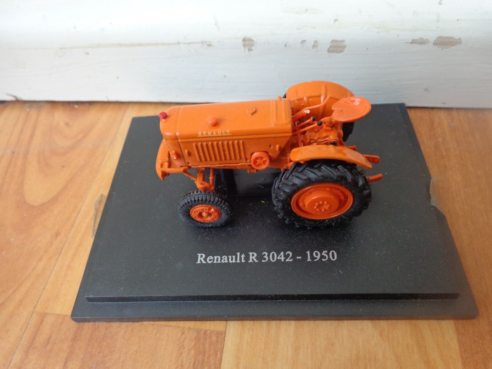 HACHETTE UNIVERSAL HOBBIES 1/43 CLASSIC 1950 RENAULT R 3042 TRACTOR ...