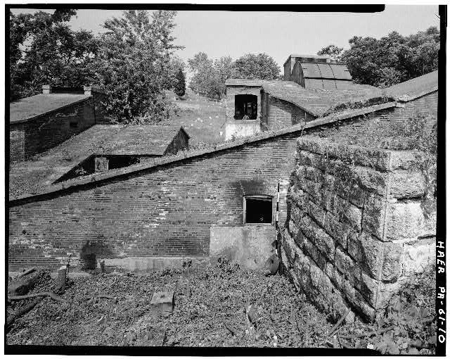 10. EXTERIOR VIEW OF STONE RETAINING WALL, AIRWAY, BALTIMORE FAN HOUSE ...