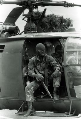 8023 Rhodesian War Photo Trooper in Alouette G Car with FN MAG RLI ...