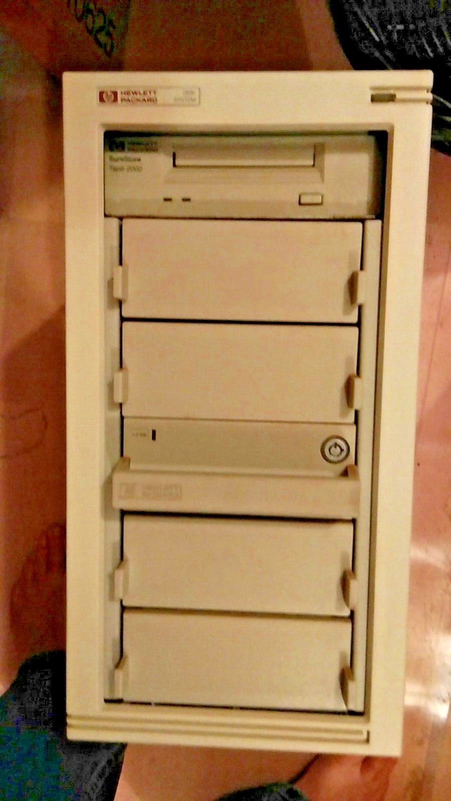 D3611A HP RACKABLE STORAGE (HOLDS 5 SCSI DRIVES) 1GB & Surestore DAT | eBay