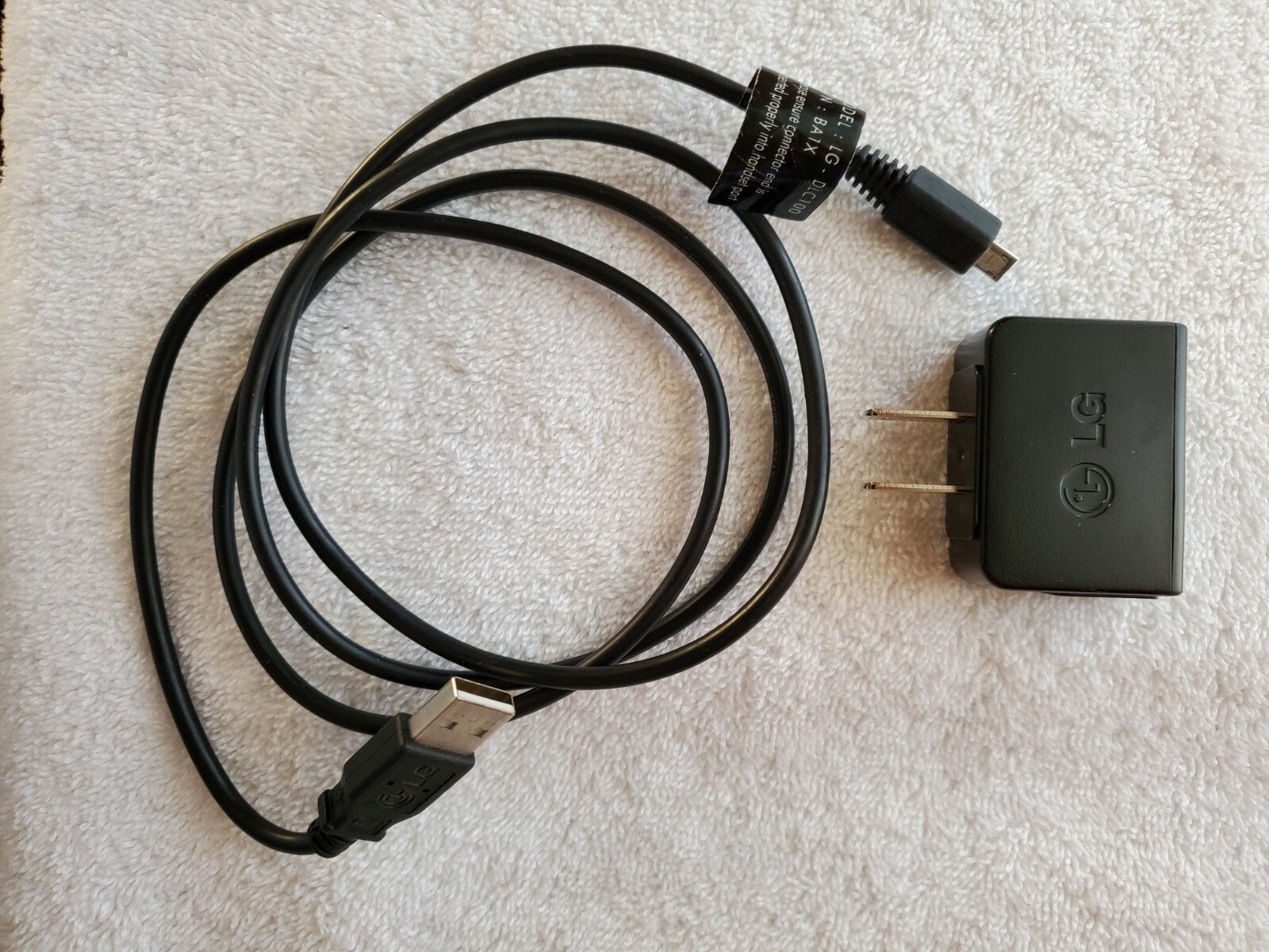 LG Travel Adapter Model STA-U17WT 100-240V 50/60Hz 5.1V w/ USB Cable LG ...