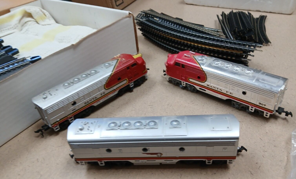 TRAIN LOVERS! Lionel Santa Fe Train Set and a Bachman Train Set | eBay