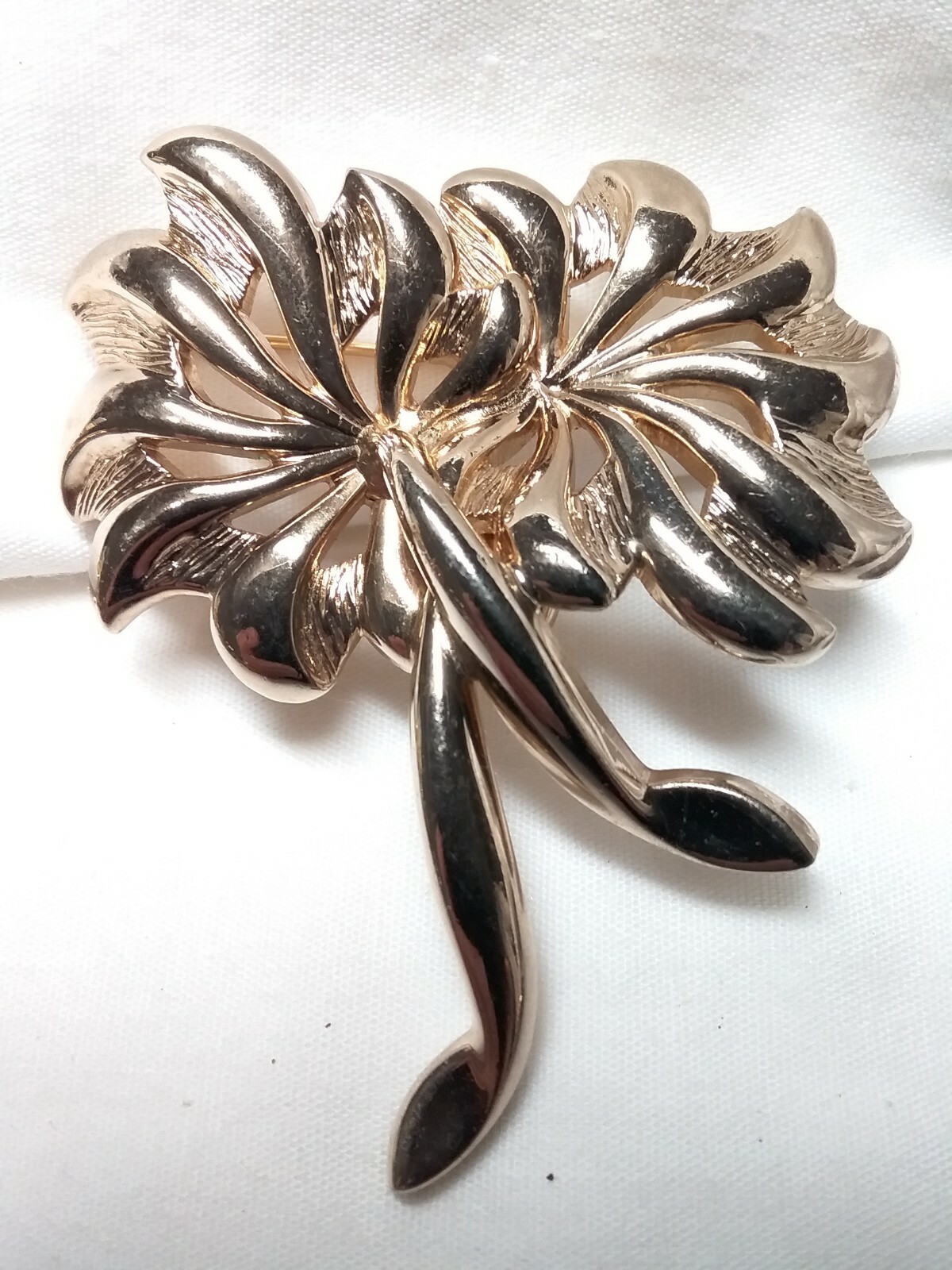 Signed MONET Vintage Large Heavy Gold Tone Flower Bro… - Gem