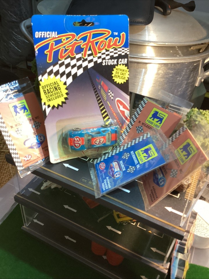 NASCAR Pit Row #43 Richard Petty STP 1992 1:64 Die Cast W/trading Cards ...