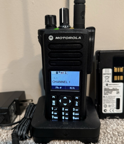 Motorola XPR 7550 UHF Portable Radio. w (2) New Batteries 403-512 MHz ...